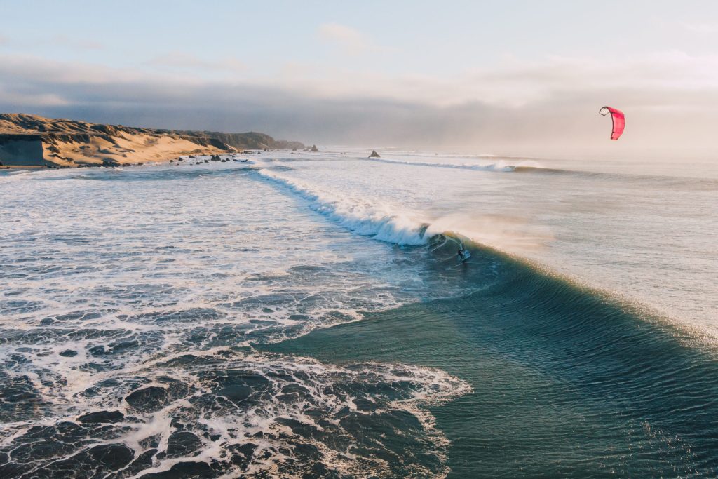 How to Handle a Kite in Waves Properly? - Honest Surfers